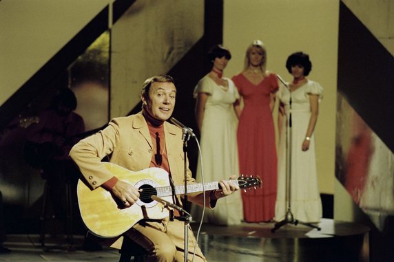 Val Doonican : Singer and TV star dies, aged 88 - Canada Journal - News ...