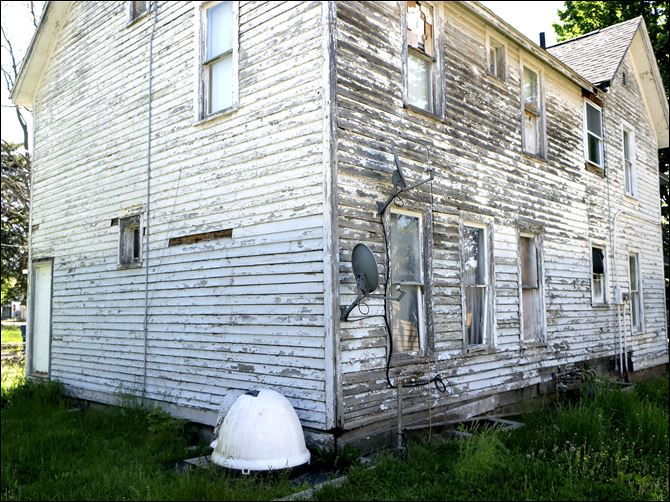 Girl escapes after year shackled in Toledo basement - Canada Journal ...