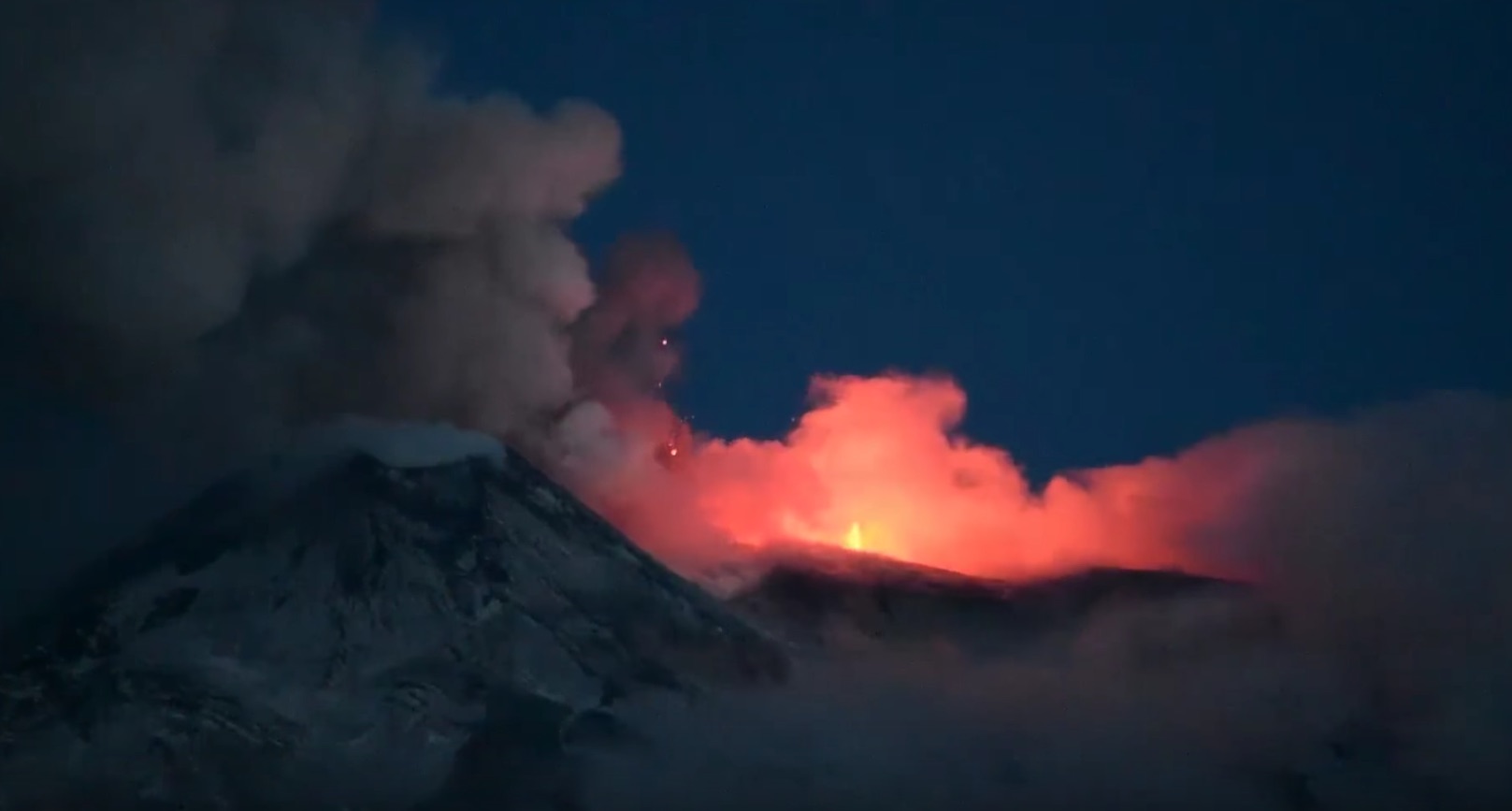 Mount Etna erupts, spewing lava into Sicilian sky (Watch) - Canada Journal - News of the World