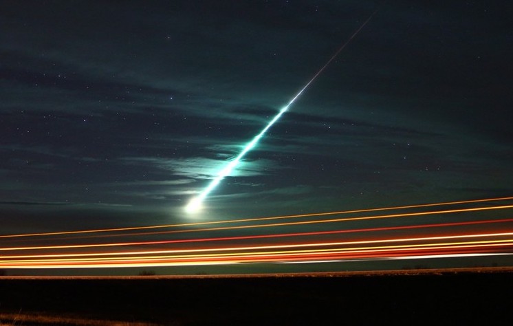 Meteor over Toronto area mistaken for plane crash (Video) - Canada ...