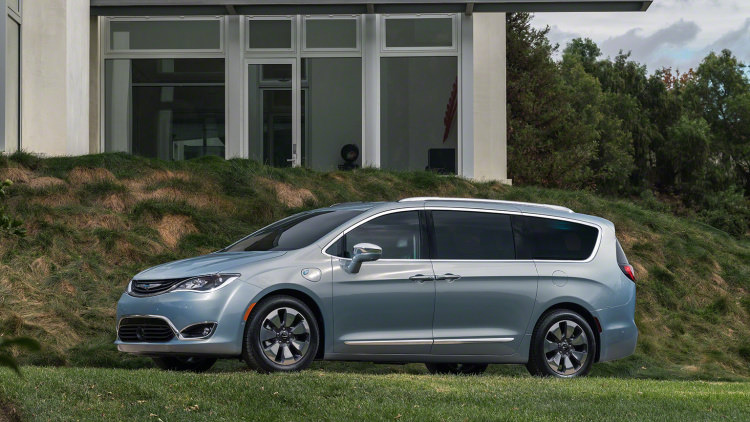 Chrysler Pacifica Hybrid: Plug-In Minivan With 30 Miles Range "Video ...