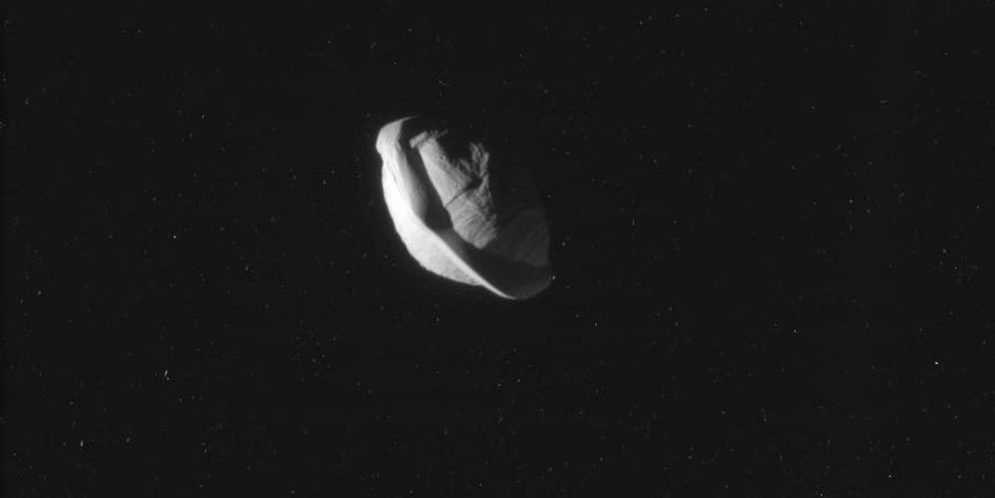 Saturn's tiny moon Pan looks like a space ravioli (Photo) - Canada ...